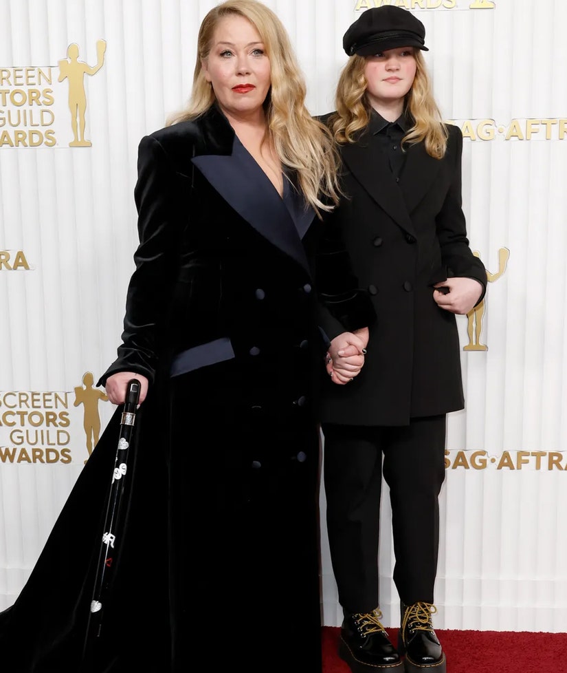Christina Applegate Brought Fu Ms Cane To The Sag Awards 15 Min